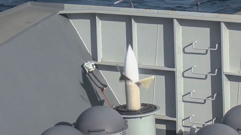 VIDEO: UK Warships Test Devastating Sea Ceptor Missiles ...